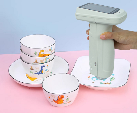 How does a color meter detect color difference in porcelain?