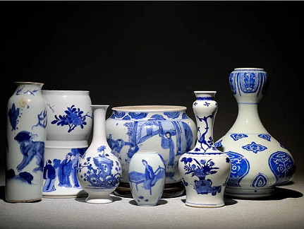 How does a color meter detect color difference in porcelain?